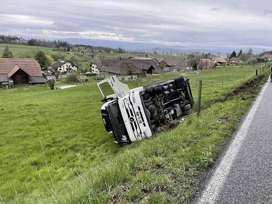 Lastwagen kippt in Weide - Schweizer Bauer