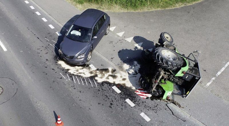 Heftiger Crash zwischen Auto und Traktor - Schweizer Bauer