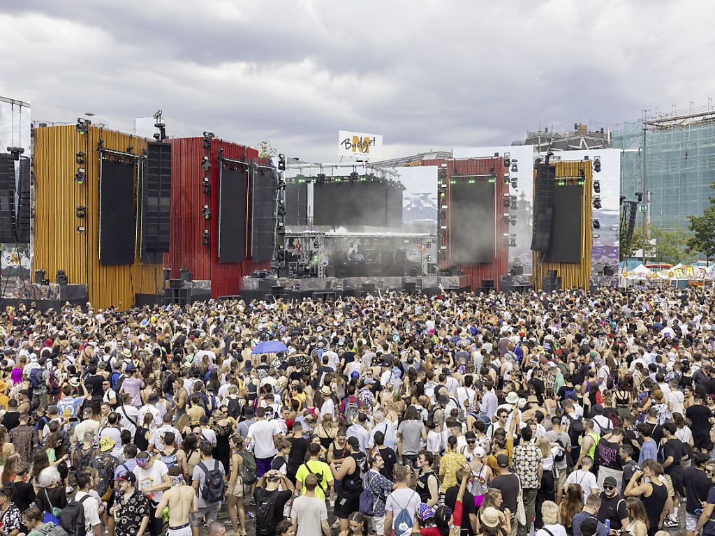 Grossandrang an Zürcher Street Parade trotz Regenguss - Freiburger ...