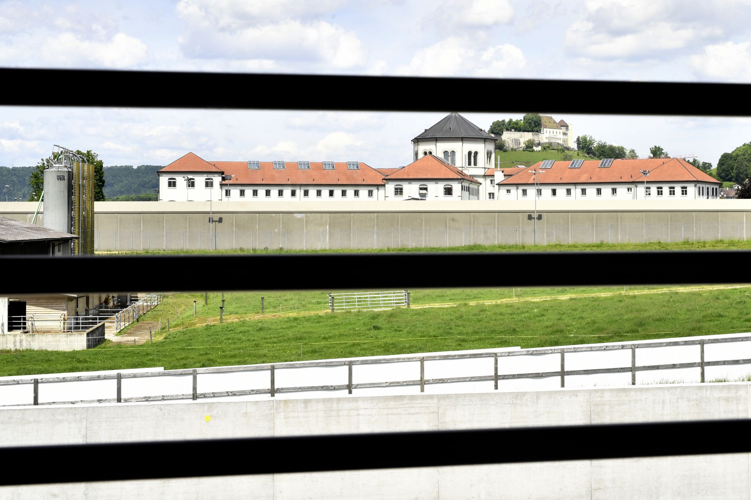 Gefängnis-Mitarbeiter wird wegen Schlägen gegen Brian verurteilt ...