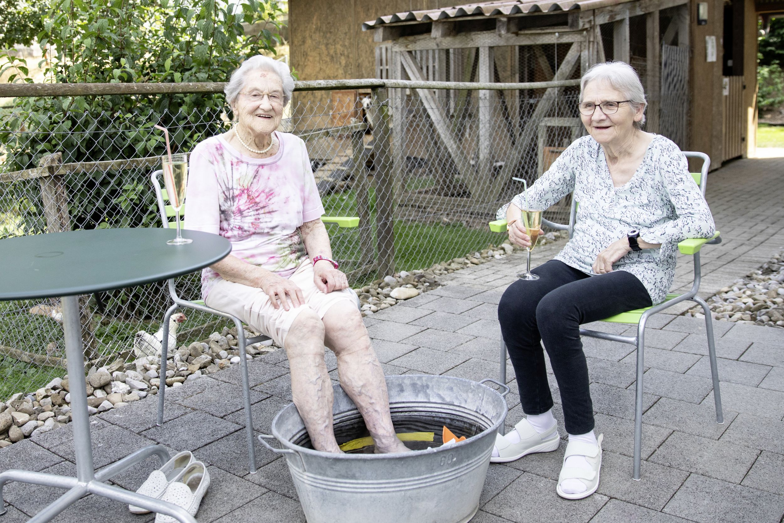 Fussbäder und Trinkbars: Sensler Pflegeheime mildern die Hitze - Freiburger Nachrichten
