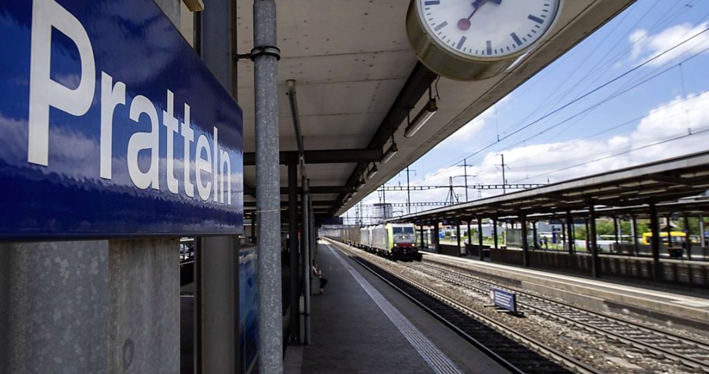 Brand eines Industriegebäudes nahe des Bahnhofs in Pratteln BL ...