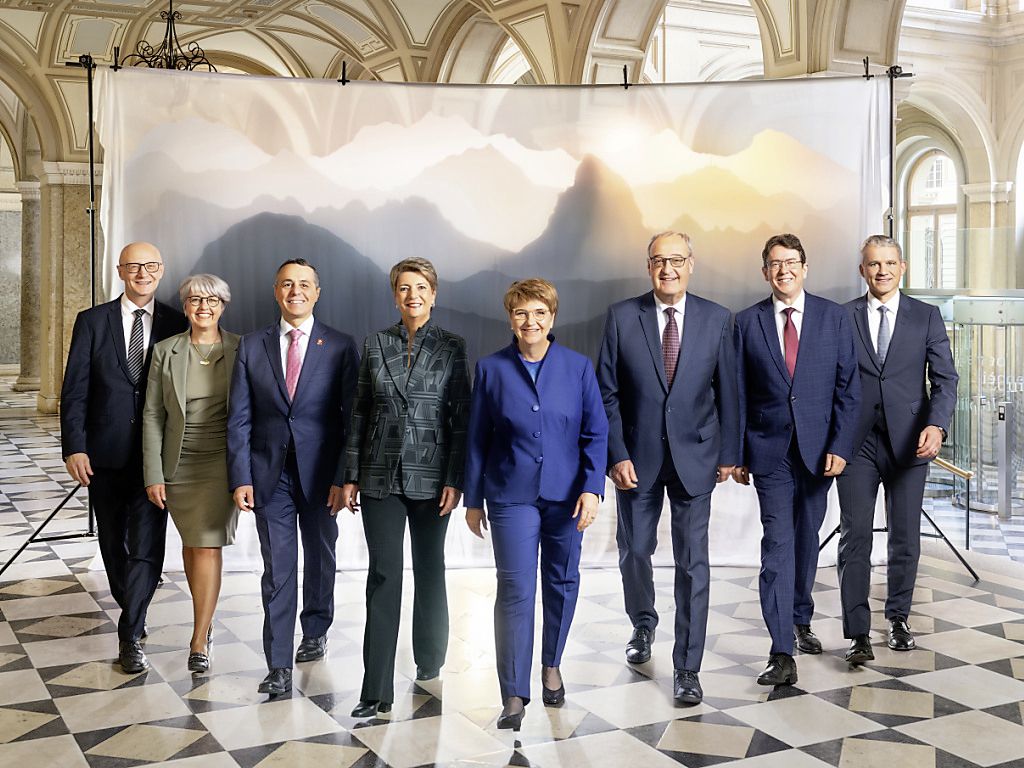 Neues Bundesratsfoto zeigt Landesregierung vor zwölf Bergen ...