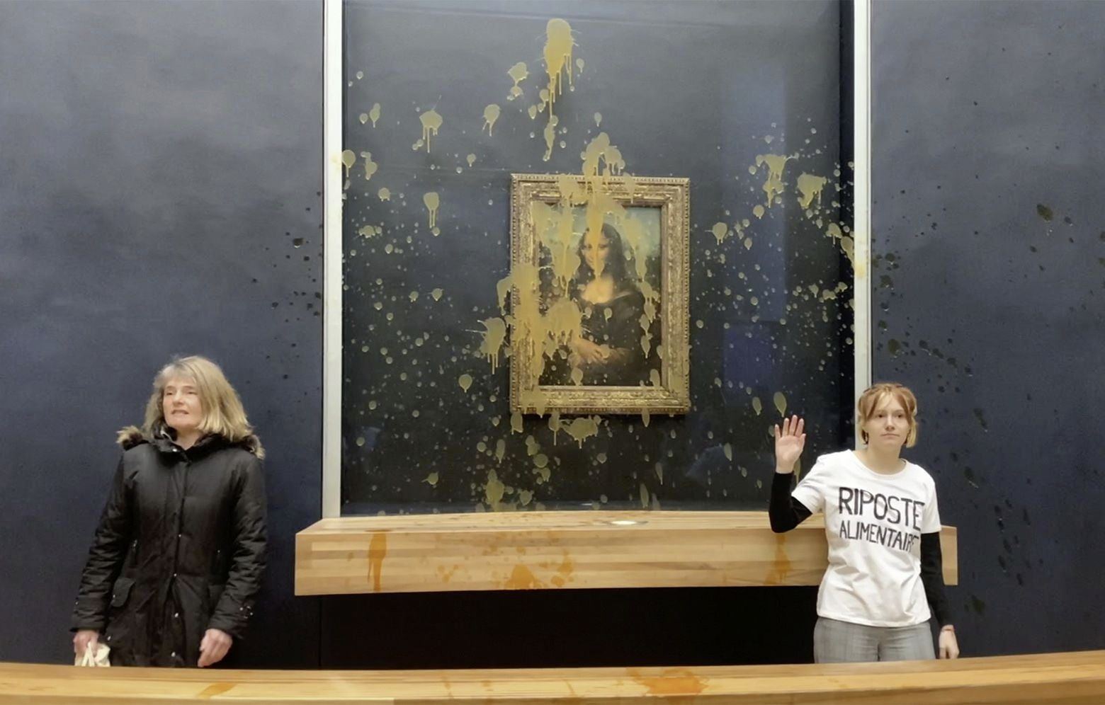Aktivistinnen bewerfen Mona Lisa im Louvre mit Suppe - Freiburger ...